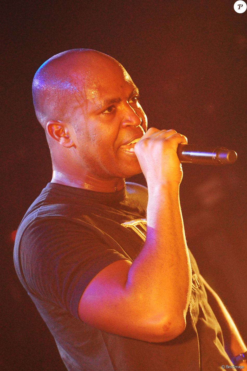 LE RAPPEUR FRANCAIS ROHFF EN CONCERT A LA CIGALE A PARIS EN 2011 ...
