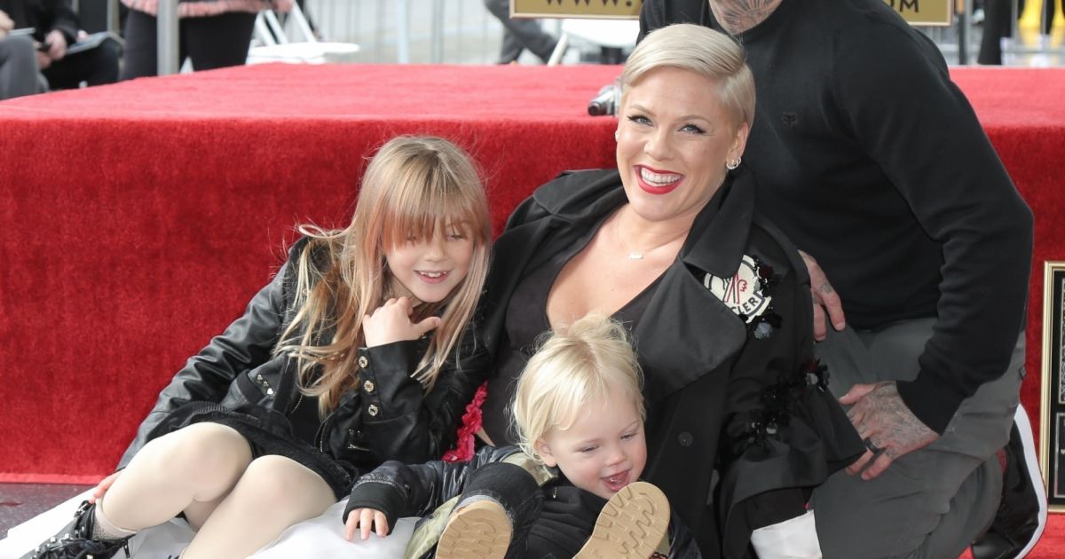 Pink, son mari Carey Hart avec leurs enfants Jameson Moon Hart et ...