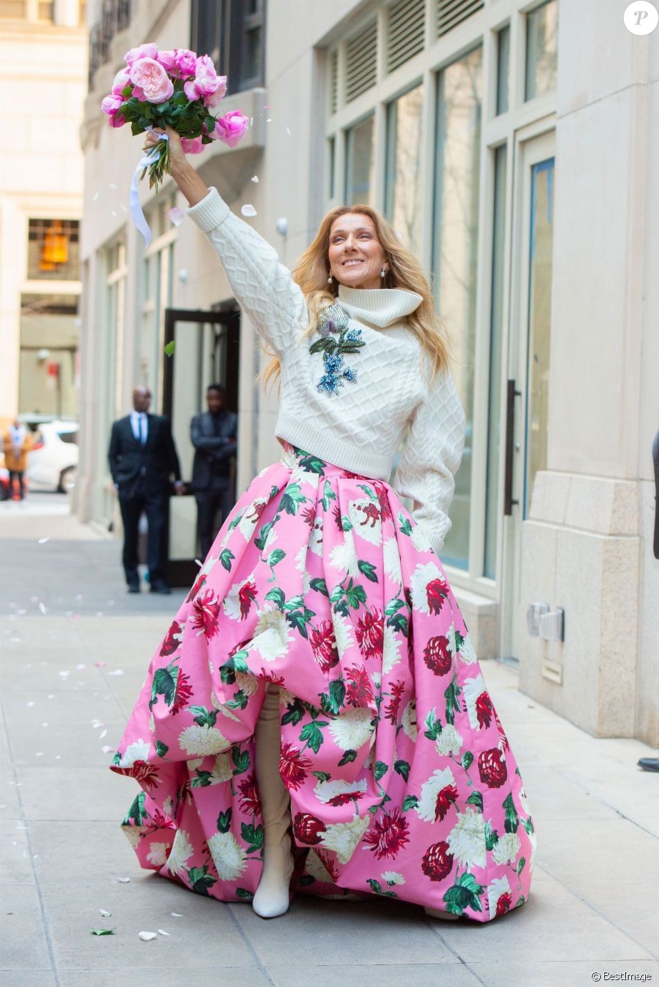 Céline Dion Rayonnante à La Sortie De Son Hôtel à New York Le 8 Mars