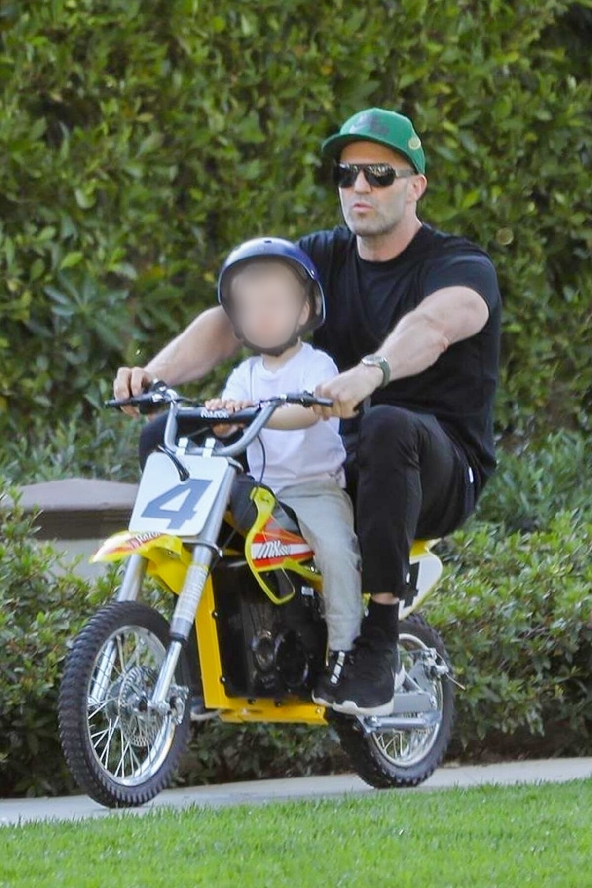 Photo : Exclusif - Jason Statham fait de la mini-moto avec son fils ...