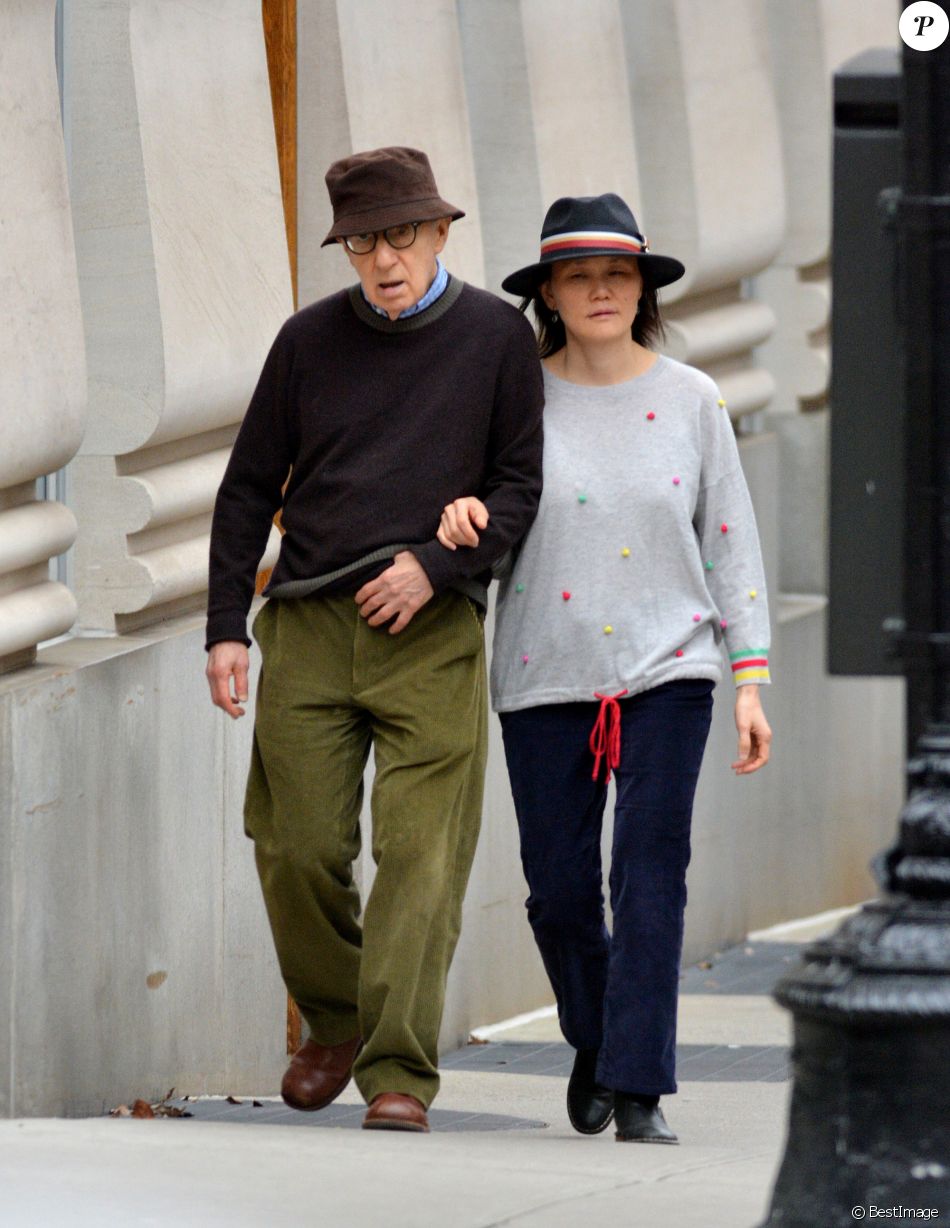 Exclusif - Woody Allen et sa femme Soon-Yi Previn lors d'une balade ...