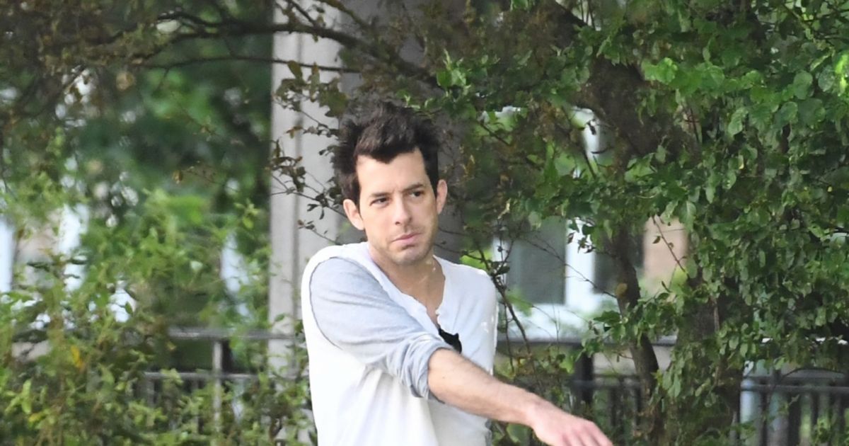 Exclusif - Mark Ronson se promène avec son père Laurence et une amie ...