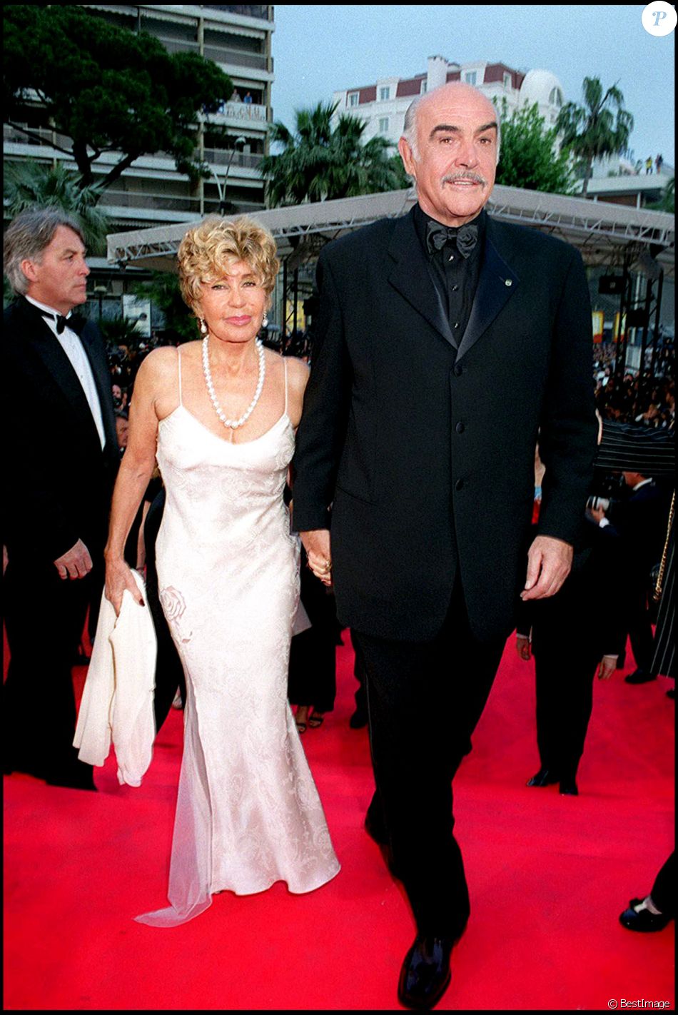 Sean Connery et sa femme Micheline au Festival de Cannes en 1999 ...