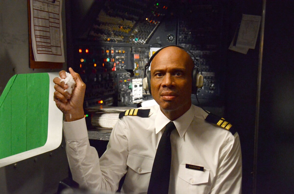 Photo : Kareem Abdul-Jabbar dans le cockpit du film Y a-t-il un pilote ...