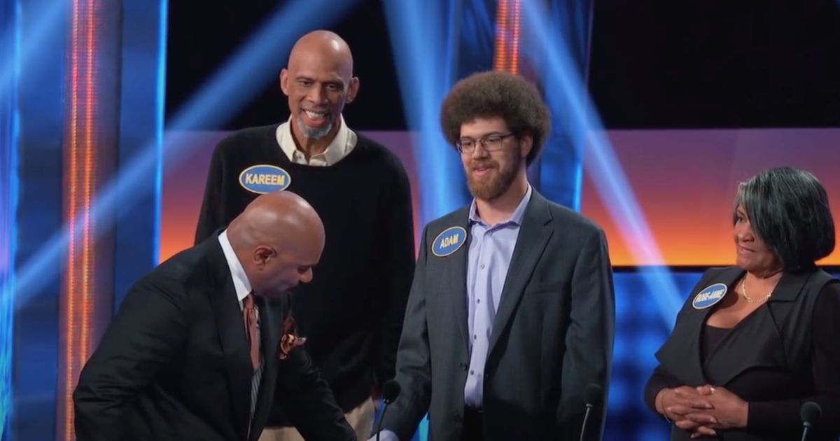 Kareem Abdul-Jabbar et son fils Adam dans l'émission Family Feud. Juin ...