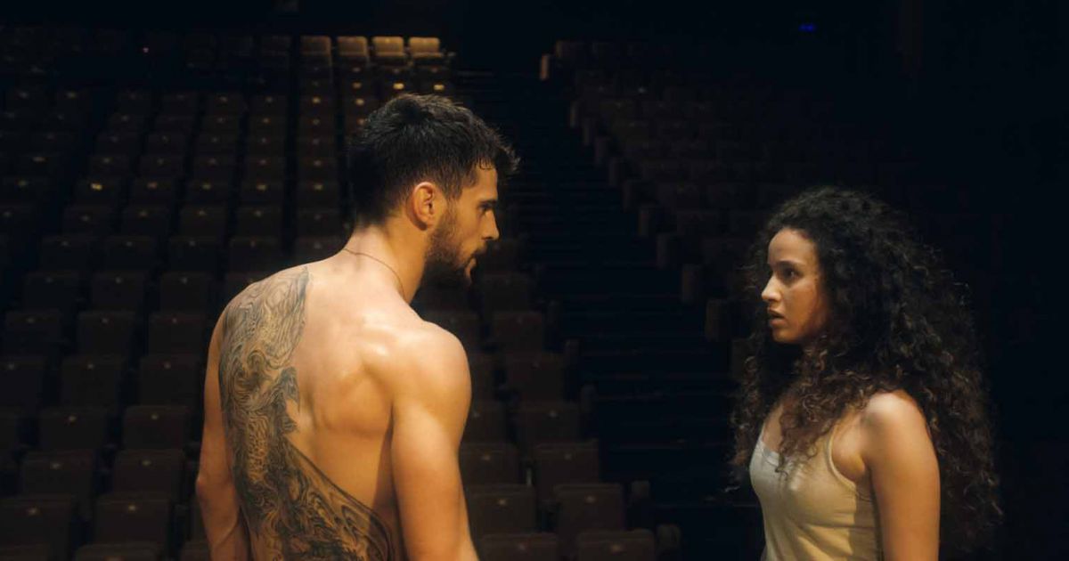 Kevin Mischel et Oulaya Amamra dans le film Divines, de Houda Benyamina ...
