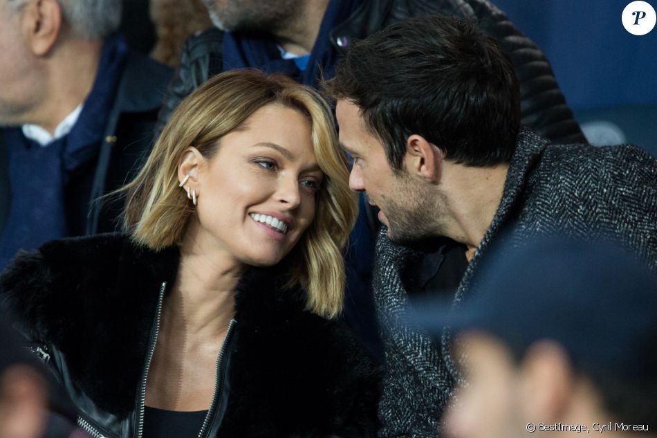 Caroline Receveur et son compagnon Hugo Philip dans les tribunes lors ...