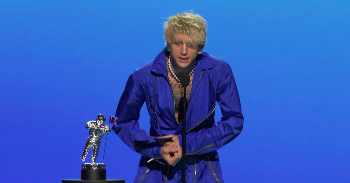 Machine Gun Kelly : Le rappeur s'est-il fait poser des implants ...