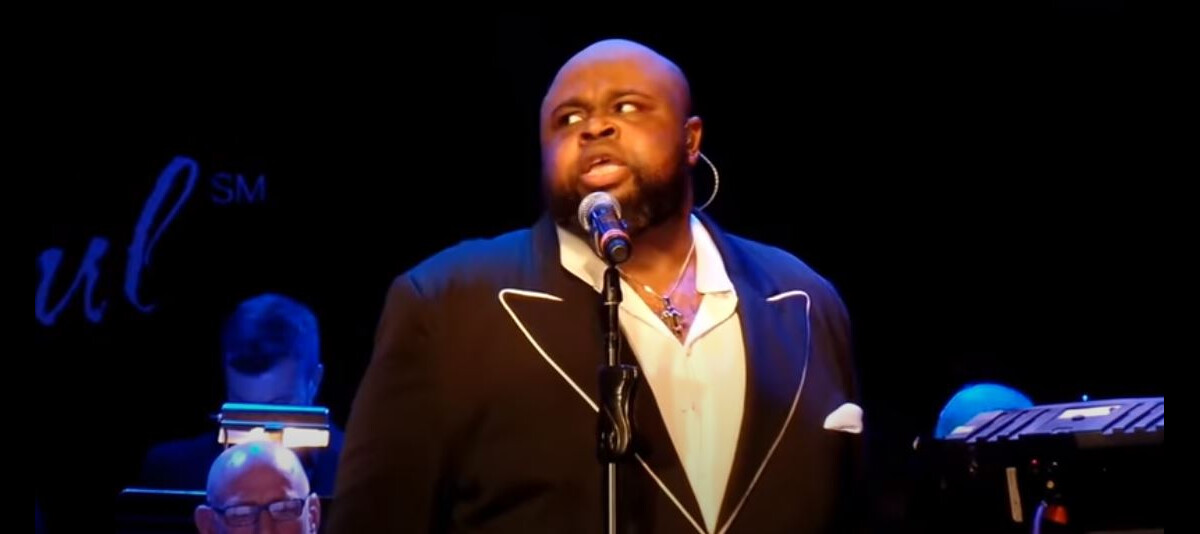 Photo : Bruce Williamson lors d'un concert de The Temptations en 2015 ...