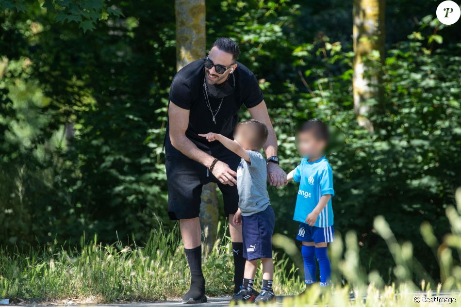 Exclusif - Adil Rami de sortie dans le bois de Boulogne avec son ex ...