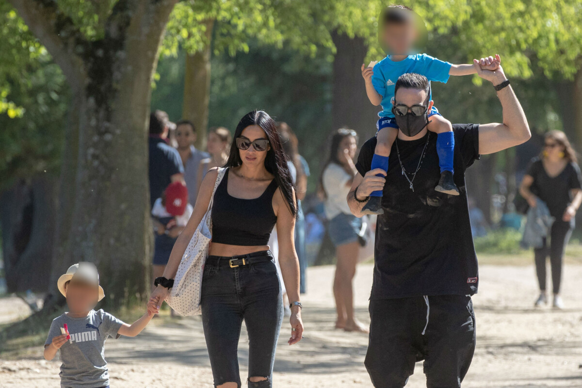 Photo : Exclusif - Adil Rami de sortie dans le bois de Boulogne avec ...