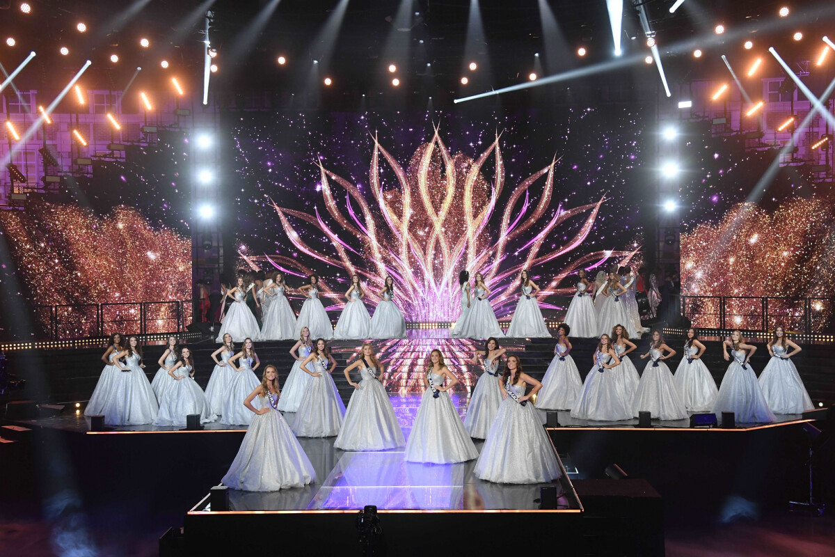 Photo : Les 29 Miss régionales défilent en robe bustier à paillettes ...