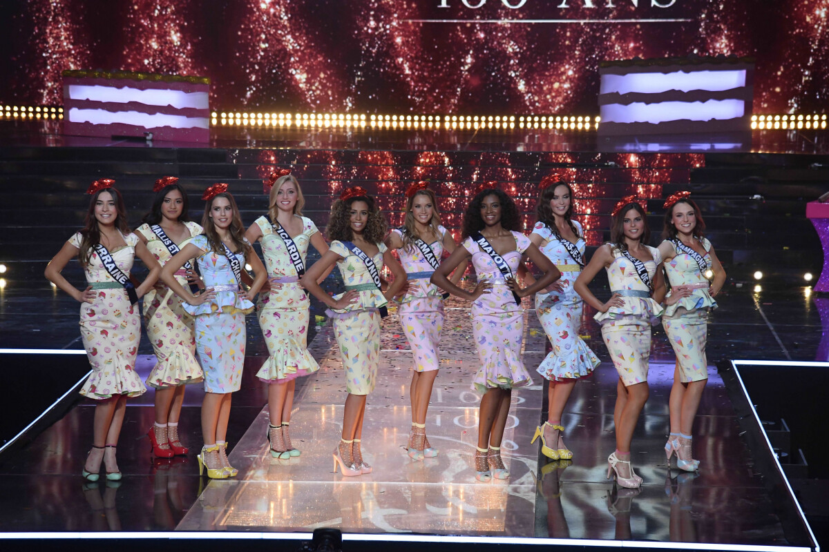 Photo : Les 29 Miss régionales en top et jupe midi sur le thème de la ...