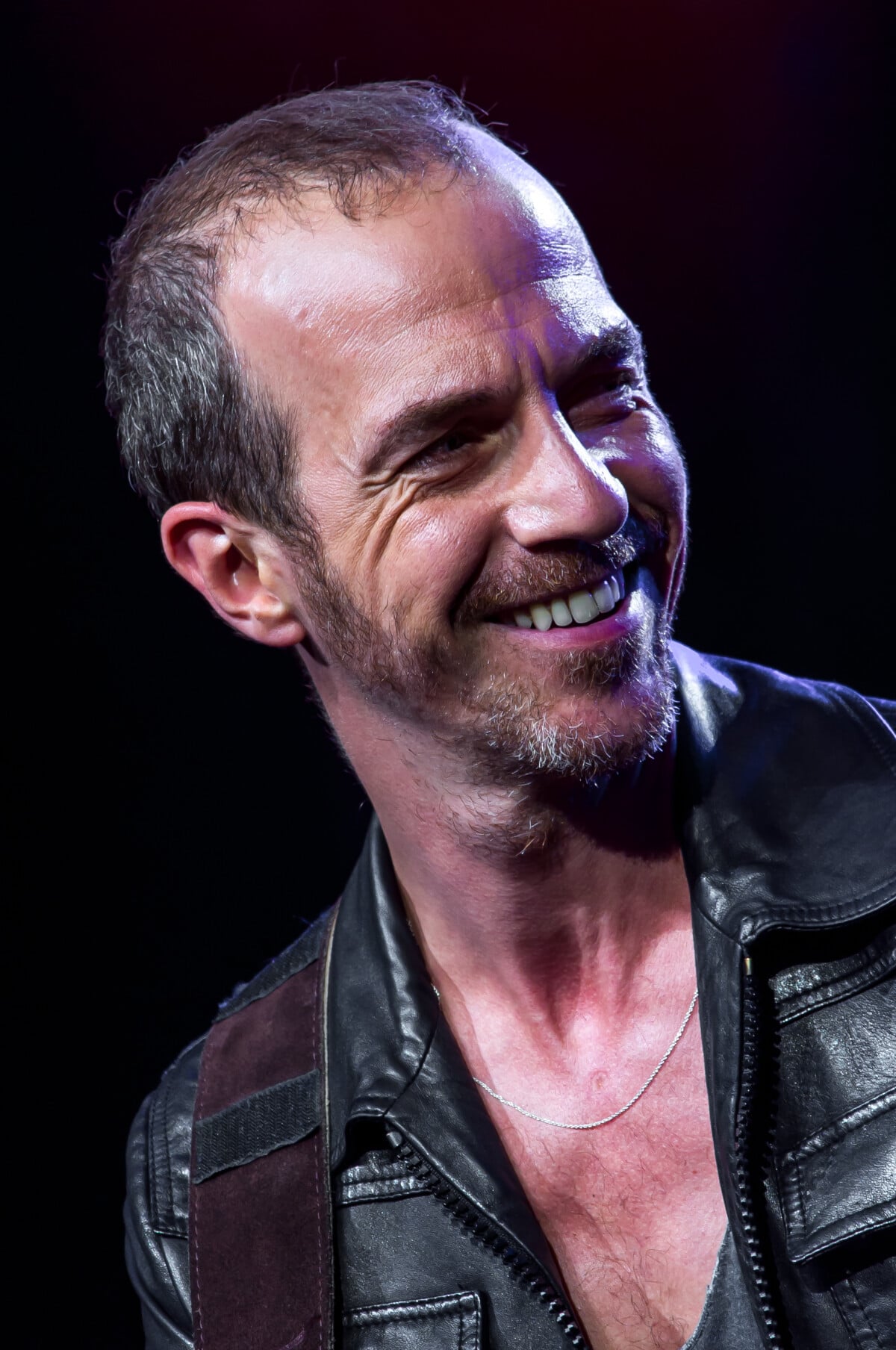 Photo : Calogero sur la scène des Folies Bergère, le 16 juin 2014 ...