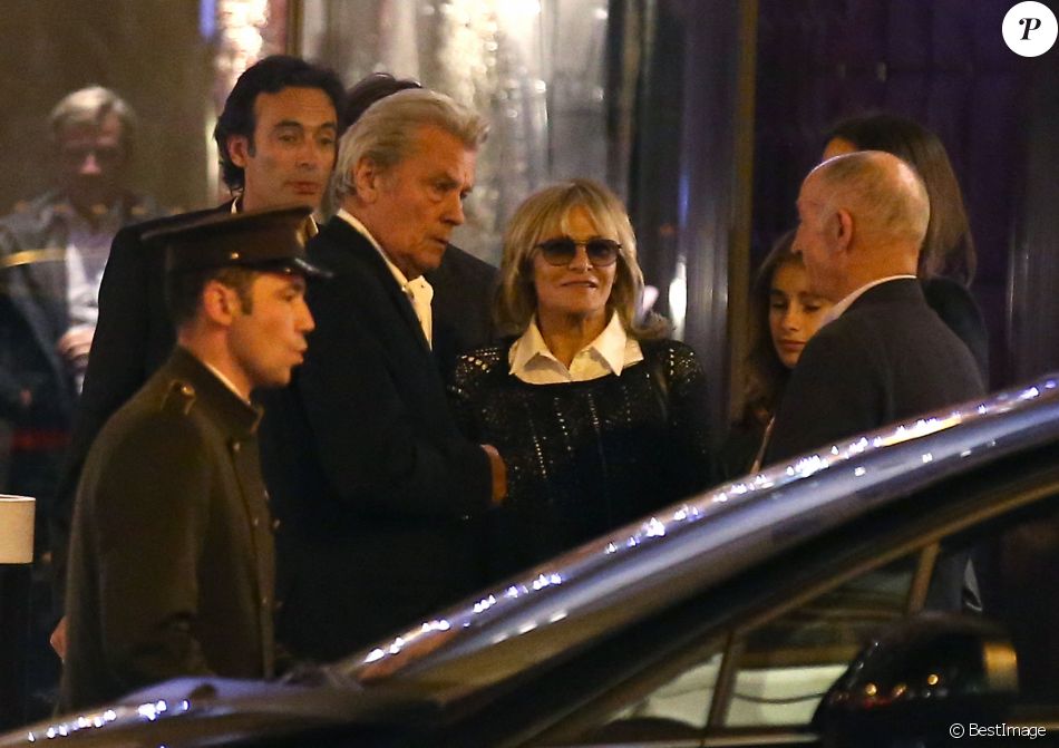 Obsèques de Nathalie Delon : Anthony soutenu par sa fiancée, Muriel ...