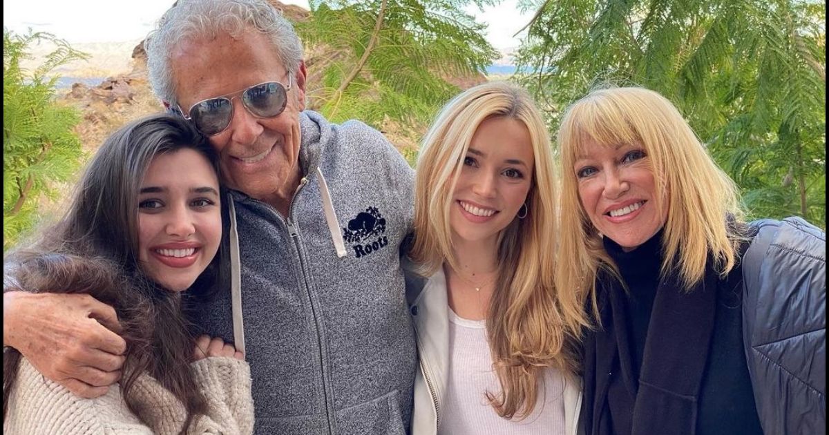 Suzanne Somers, son époux Alan Hamel et deux de leurs petits-filles ...