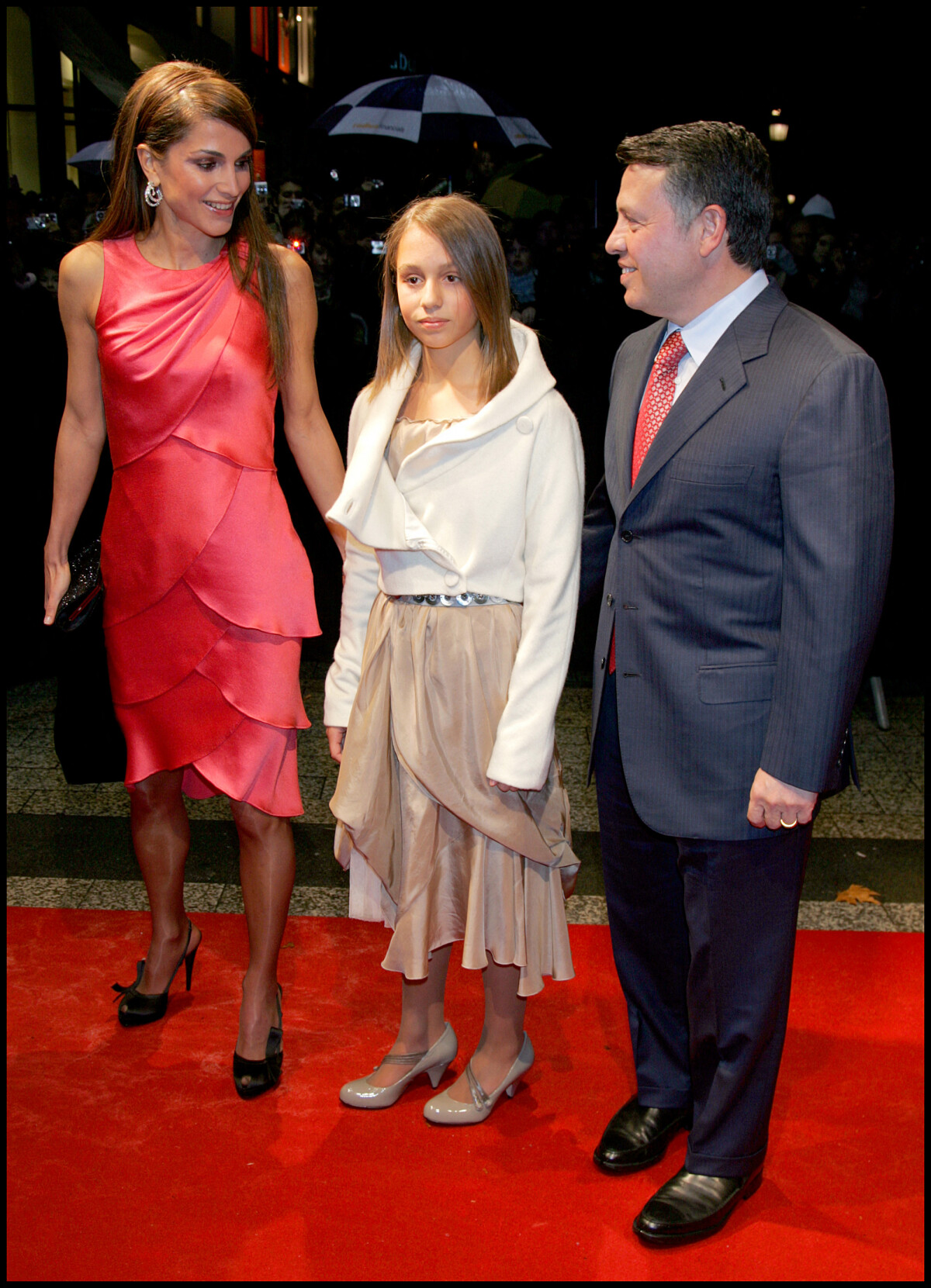 Photo : Le roi Abdallah II, la reine Rania et leur flle Iman à l'avant ...