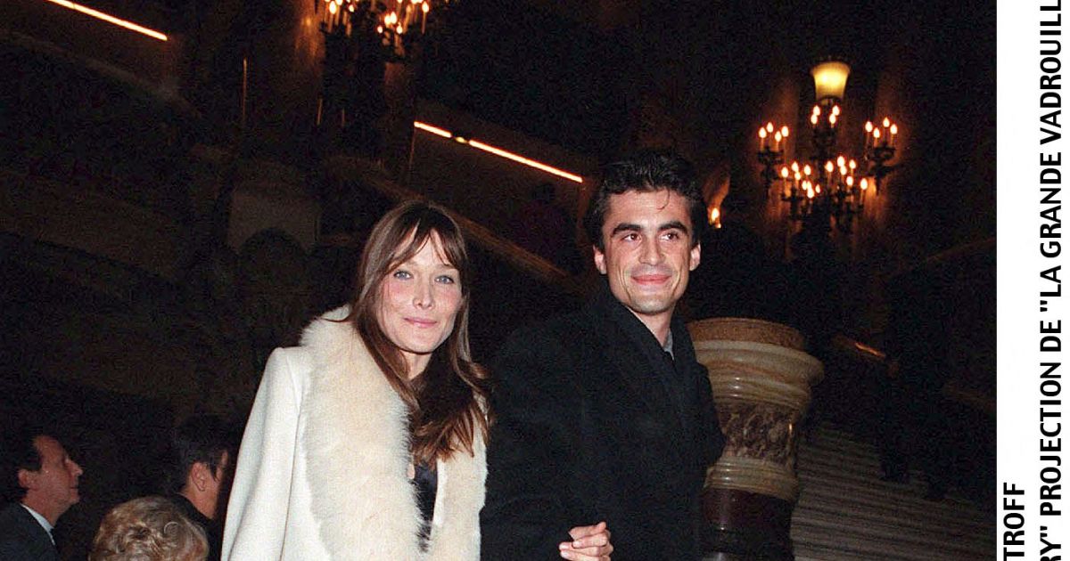 Carla Bruni et Raphaël Enthoven à Paris en 2002. - Purepeople