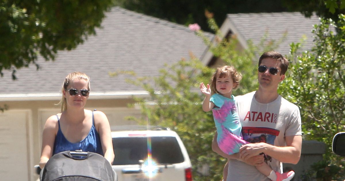 Exclusif - Topher Grace et sa femme Ashley Hinshaw se promènent avec ...