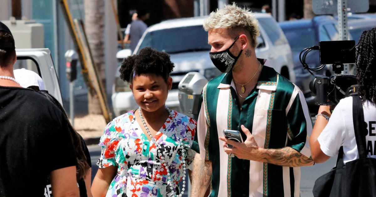 M.Pokora et sa belle-fille Violet à Los Angeles, le 10 avril 2021 ...