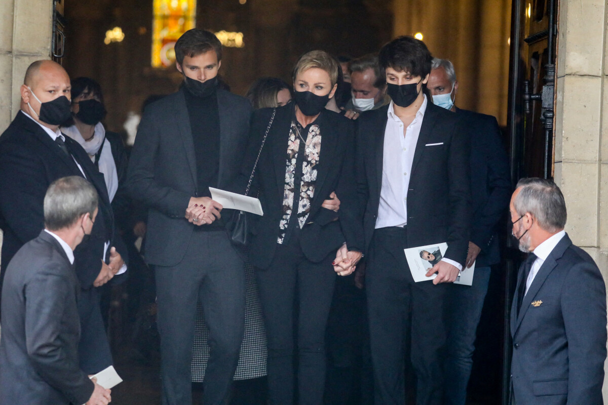 Photo : Karin Rénier et ses fils Oscar et Jules - Sorties des obsèques ...