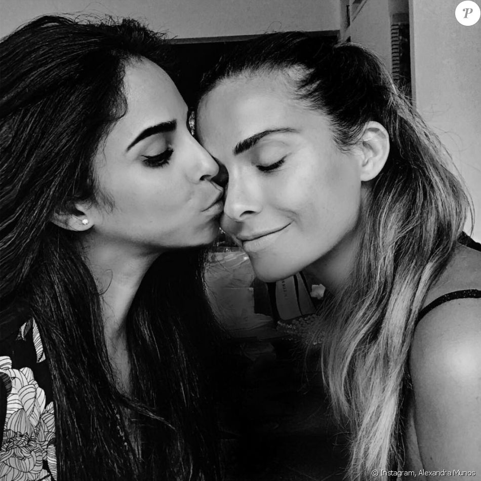 Clara Morgane De Son Vrai Nom Emmanuelle Munos Et Sa Soeur Alexandra