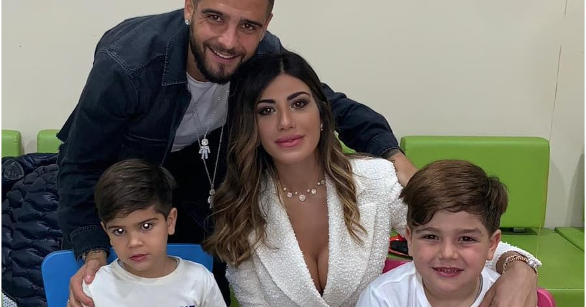 Lorenzo Insigne, son épouse Jenny Darone-Insigne et leurs deux fils ...