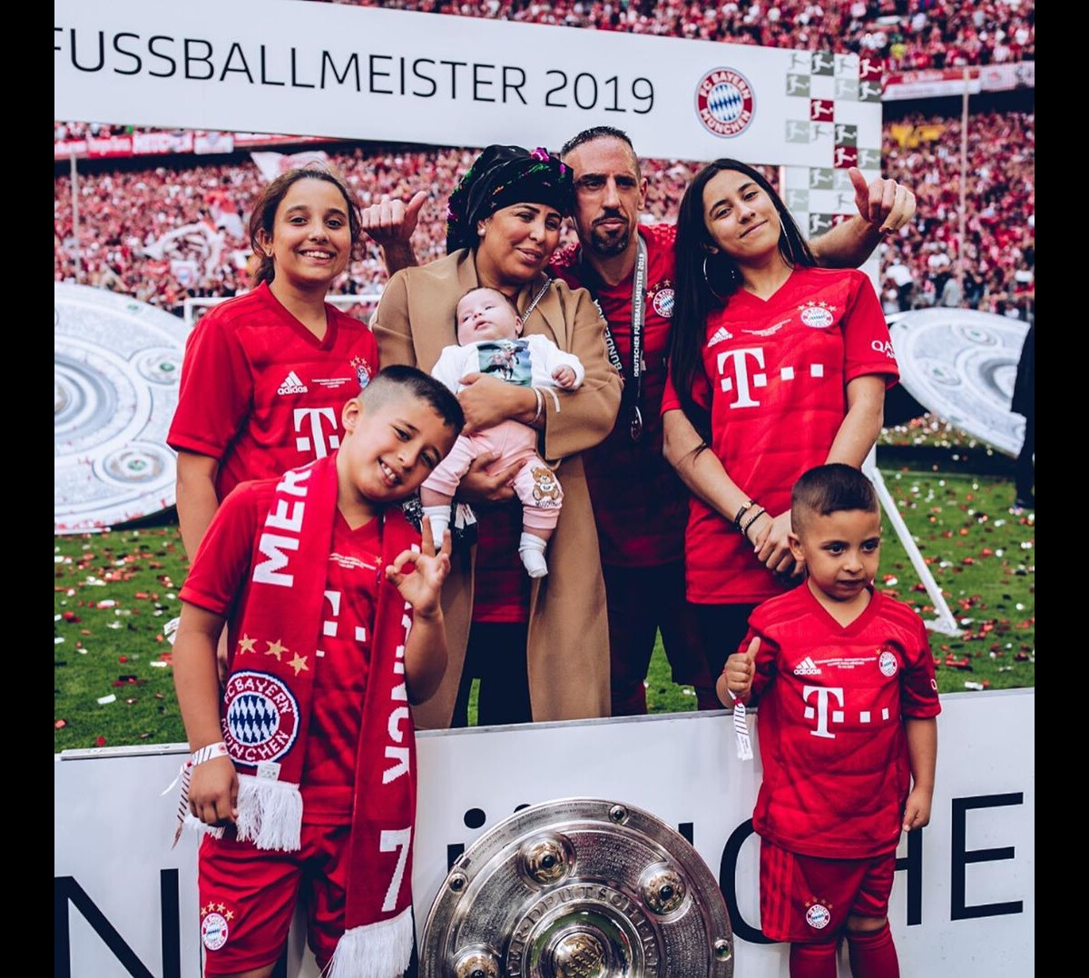 Photo : Franck Ribéry avec sa femme Wahibaa et leurs cinq enfants ...