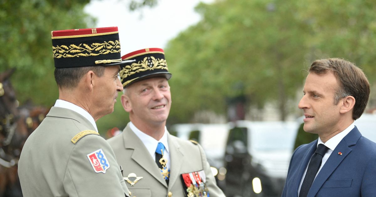 Le général Christophe Abad, gouverneur militaire de Paris, le général ...
