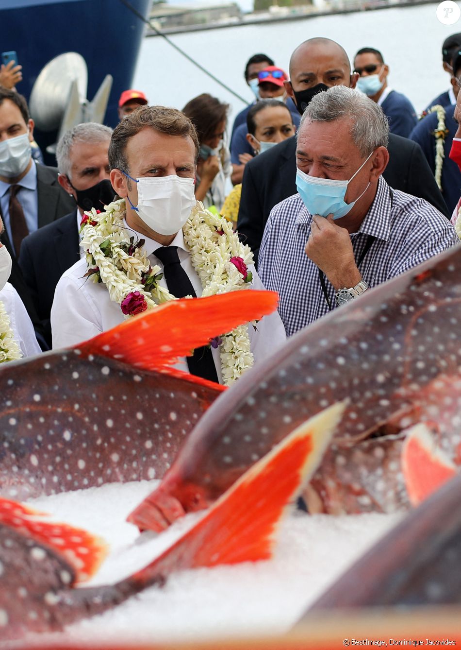 Emmanuel Macron, président de la République Française, visite le port ...