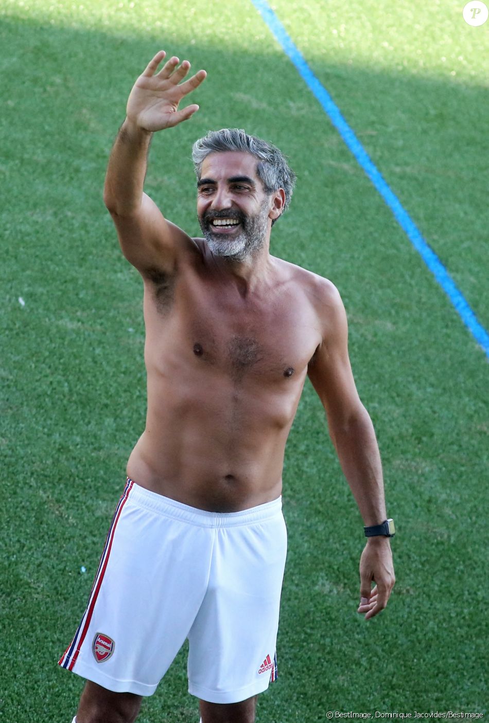 Ary Abittan, fou de joie, se met torse nu face à Michaël Youn ...
