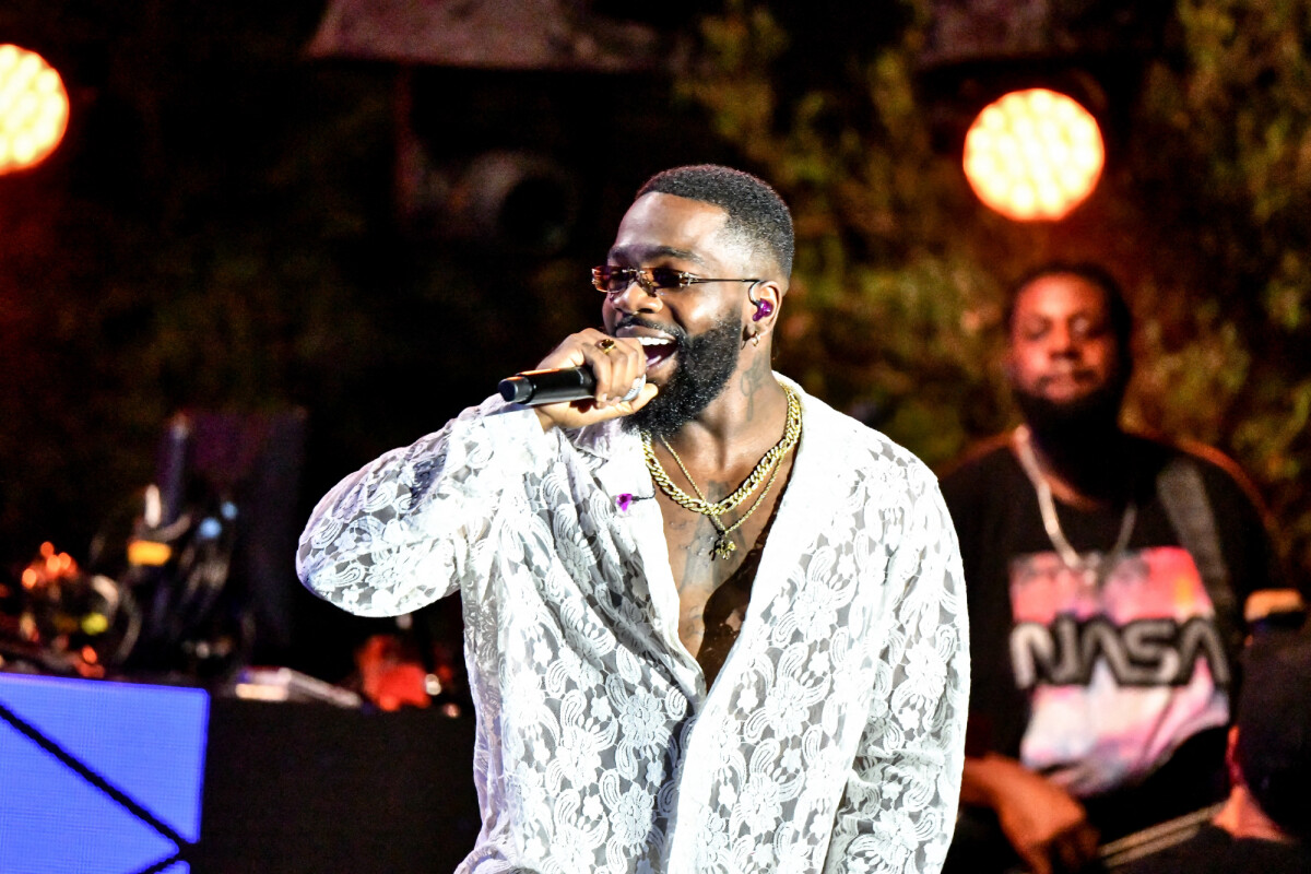 Photo : Exclusif - Sur scène le chanteur Tayc qui participera dans la ...