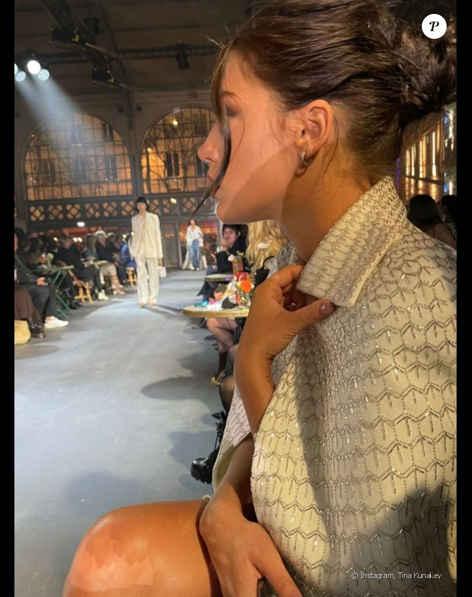 Adèle Exarchopoulos angélique en cape et mini-jupe au défilé Valentino ...