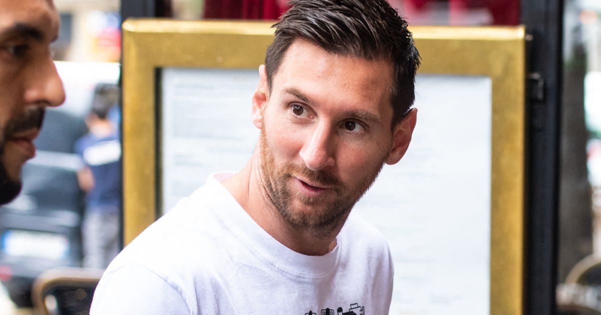 Exclusif - Antonella Roccuzzo (ensemble survêtement noir Adidas) sort ...