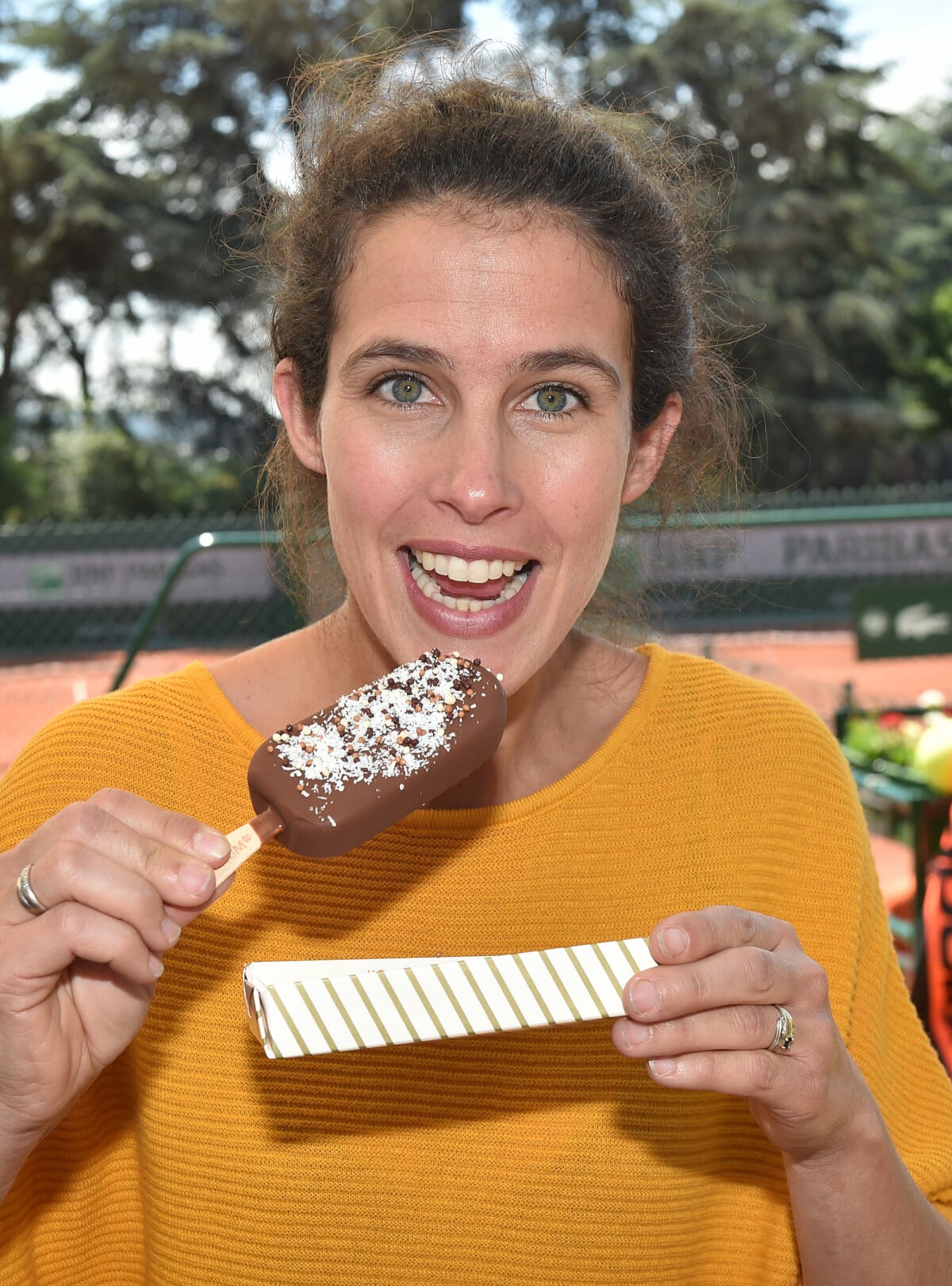 Photo : Exclusif - Clémence Castel au bar Magnum lors des ...
