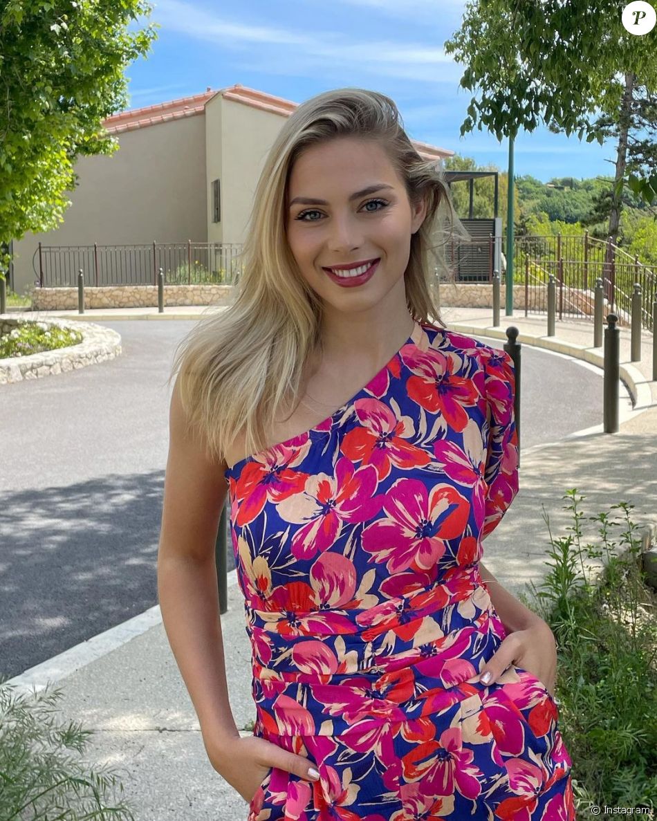 April Benayoum souriante sur Instagram - Purepeople