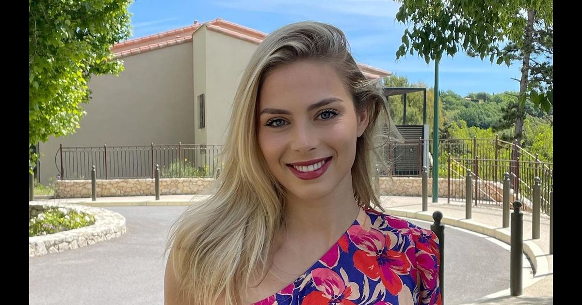 April Benayoum souriante sur Instagram - Purepeople