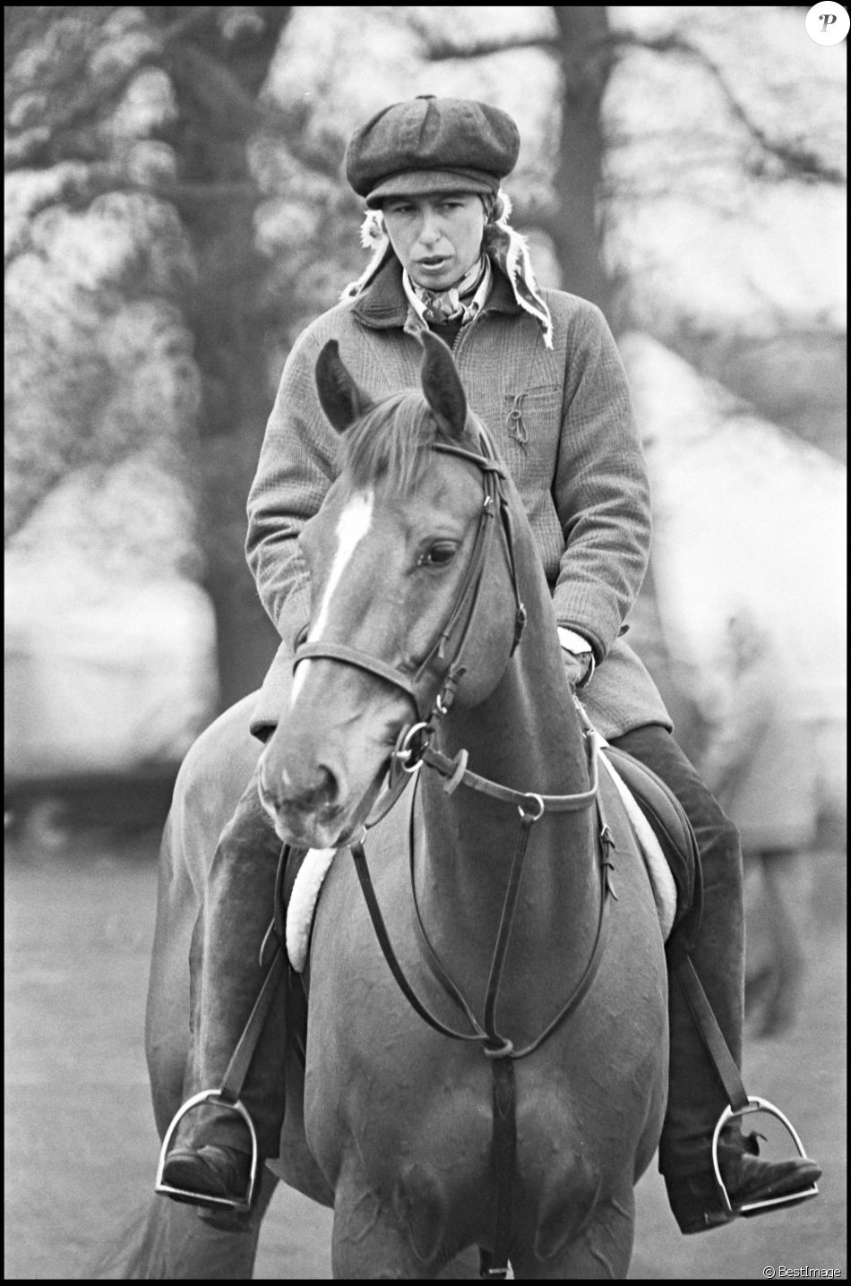 La princesse Anne à cheval en 1977. - Purepeople