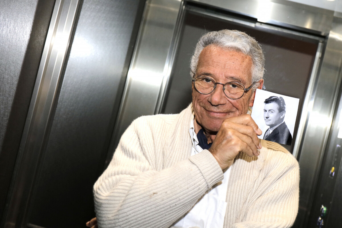 Photo : Jean-Marie Périer avec la photo de son père François Périer ...