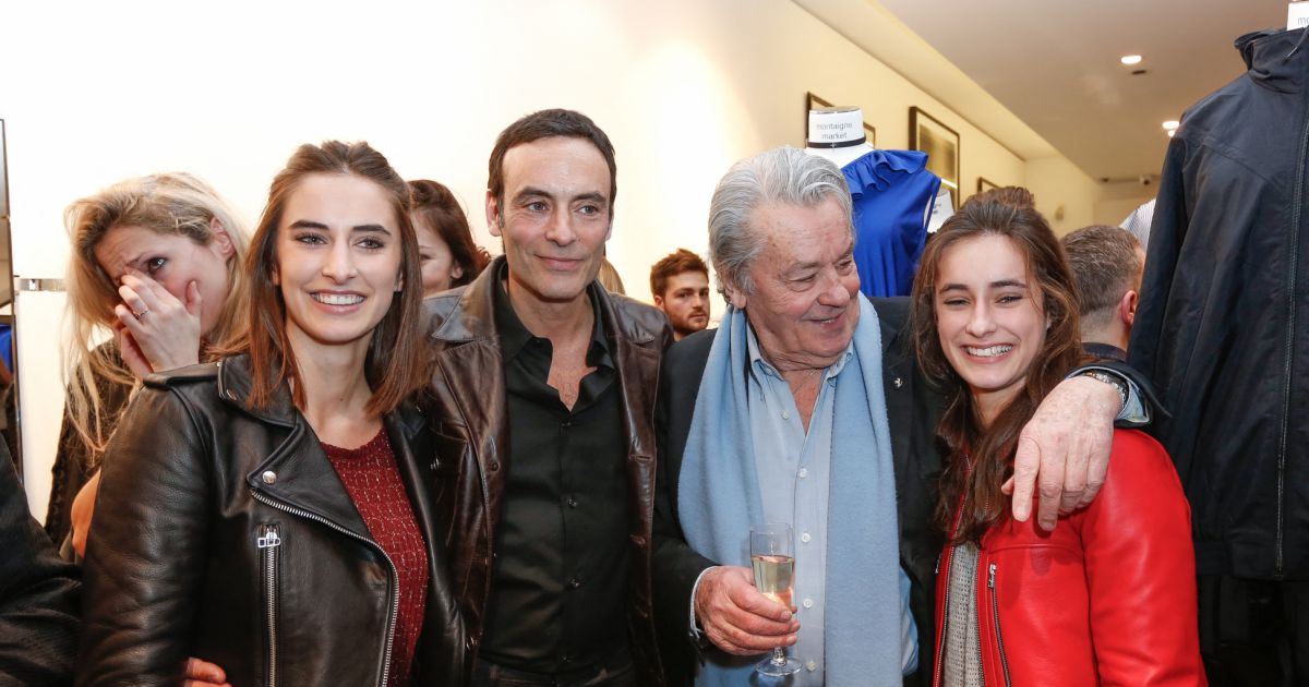 Alain Delon avec ses petites-filles Loup et Liv et son fils Anthony ...