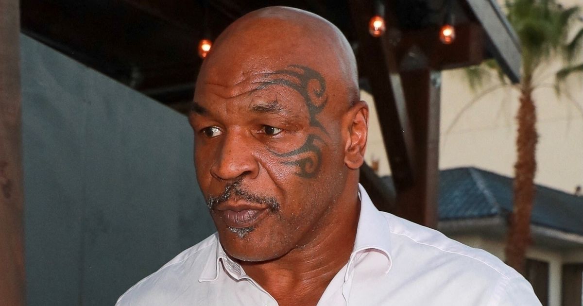 Mike Tyson fou de rage : il tabasse violemment un fan dans un avion ...