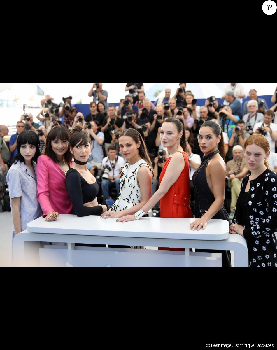 Nora Hamzawi les cheveux lâchés et le ventre à l'air : montée des ...