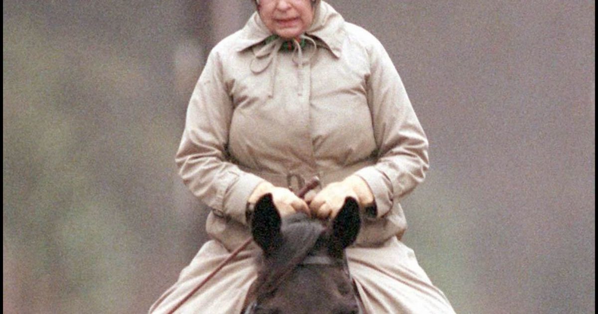 Archives- La Reine Elizabeth II à cheval dans sa propriété de ...