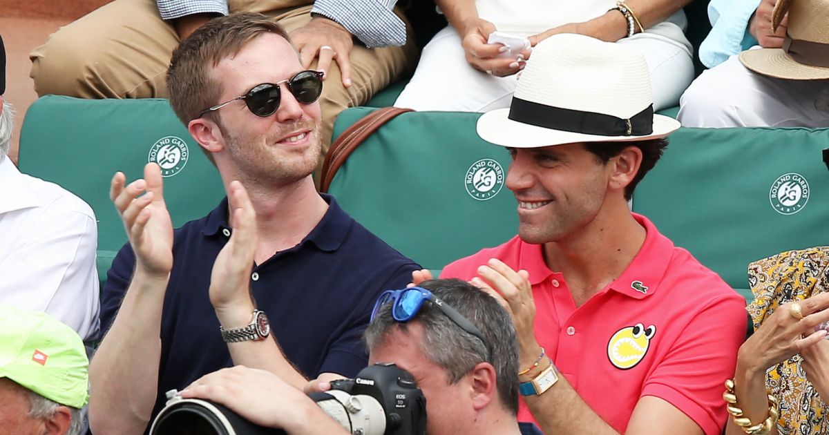 Le chanteur Mika et son compagnon Andy Dermanis dans les tribunes lors ...