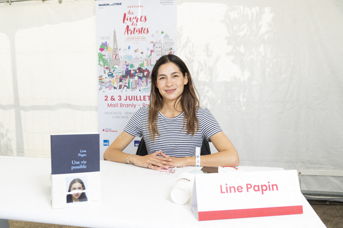 Photo : Line Papin qui présente son dernier livre Une vie Possible ...