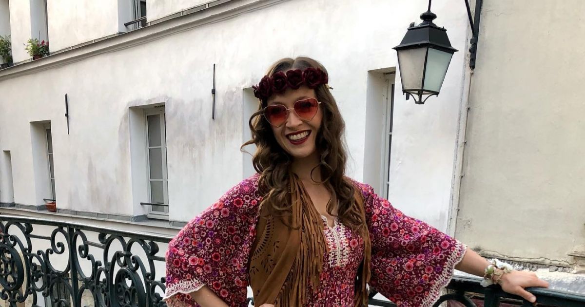 Candice Parise chante lors du défilé du 14 juillet 2022 - Purepeople