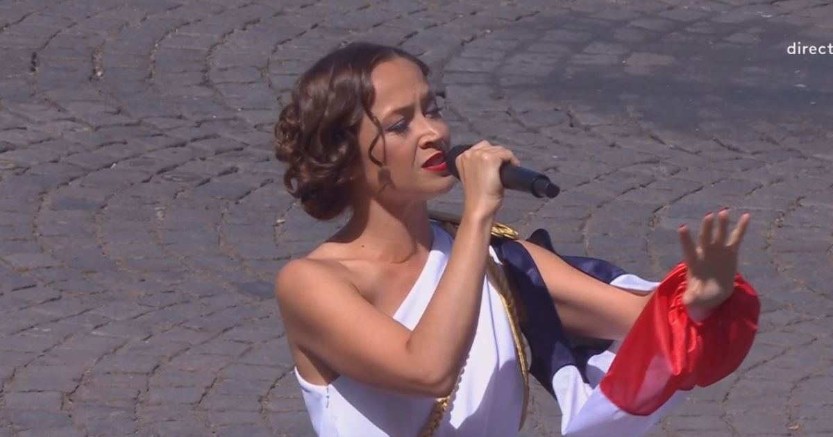 Candice Parise, ancienne candidate de The Voice, chante lors du défilé ...