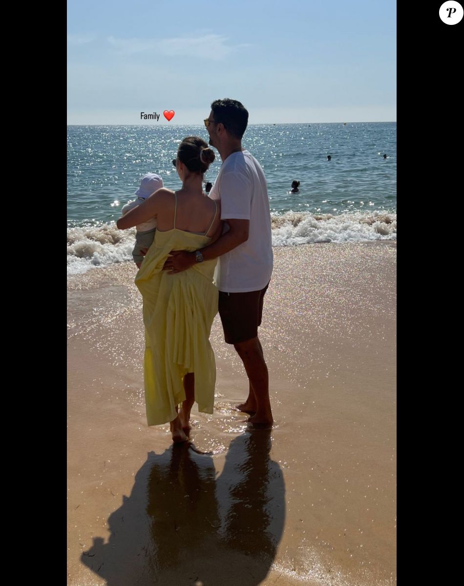 Ilona Smet maman : adorable photo de famille en bord de mer, son bébé ...