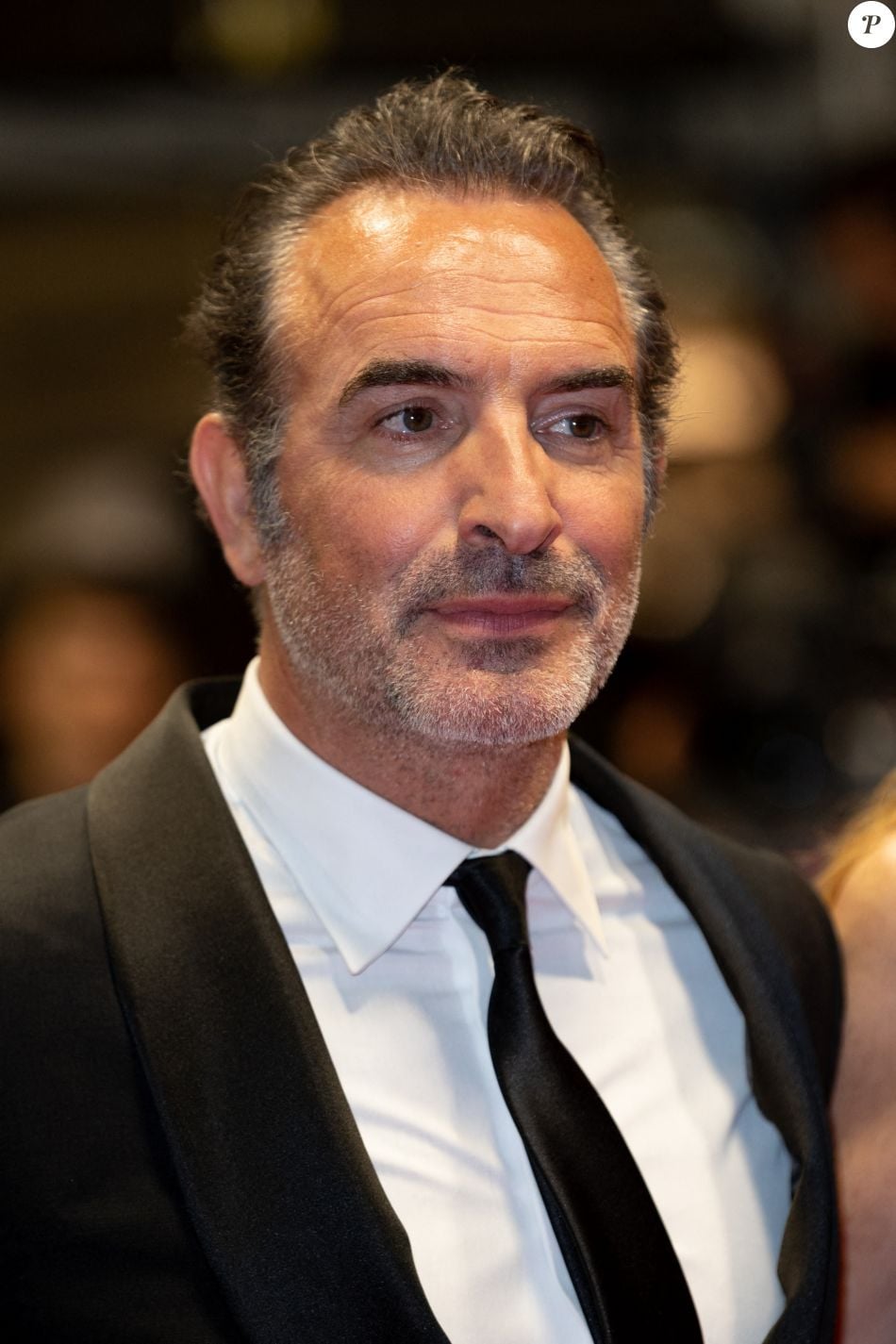Jean Dujardin - Montée des marches du film Novembre lors du 75ème ...