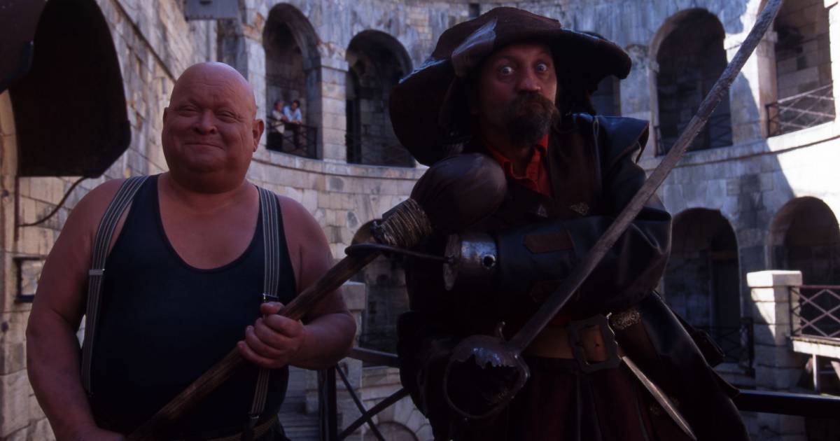 La Boule (Yves Marchesseau) et Jabo le pirate, dans Fort Boyard en 1996 ...